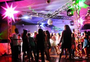 Como Organizar uma Festa Balada – 30 Decorações & Dicas Preciosas!