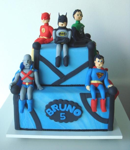 Bolo Liga da Justiça – 60 Inspirações Incríveis & Dicas para Decorar!