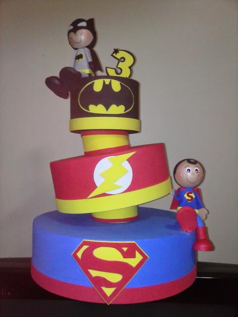 Bolo Liga da Justiça – 60 Inspirações Incríveis & Dicas para Decorar!