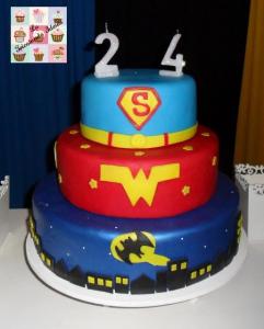 Bolo Liga da Justiça – 60 Inspirações Incríveis & Dicas para Decorar!