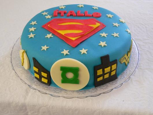 Bolo Liga da Justiça – 60 Inspirações Incríveis & Dicas para Decorar!