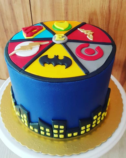 Bolo Liga da Justiça – 60 Inspirações Incríveis & Dicas para Decorar!