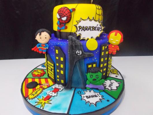 Bolo Liga da Justiça – 60 Inspirações Incríveis & Dicas para Decorar!