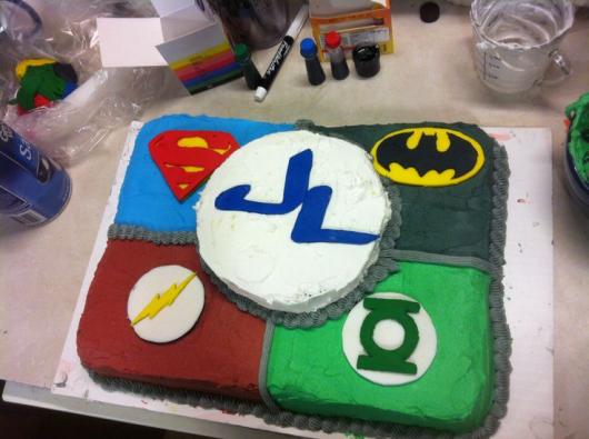 Bolo Liga da Justiça – 60 Inspirações Incríveis & Dicas para Decorar!